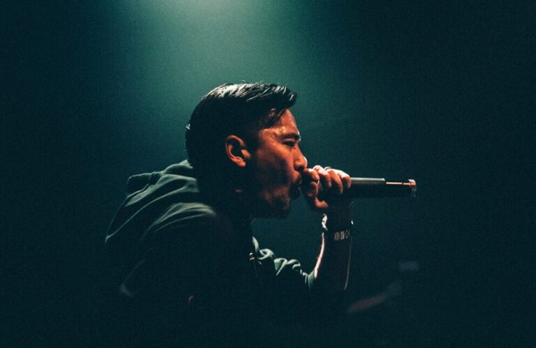 Zeebraとはどんなラッパー？経歴や人気曲からヒップホップシーンを理解する | ヒプラガ